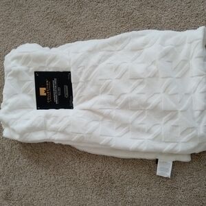 michael strahan | Bedding | New Michael Strahan 5x60 Embossed Faux Fur ...